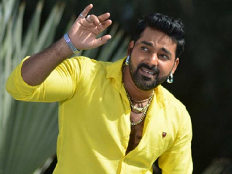 Video: Bhojpuri star Pawan Singh makes a grand entry at an event ...