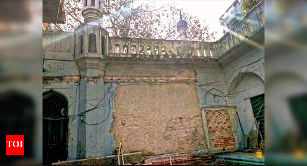 Despite pleas, 300-year-old mosque battles neglect | Hyderabad News ...