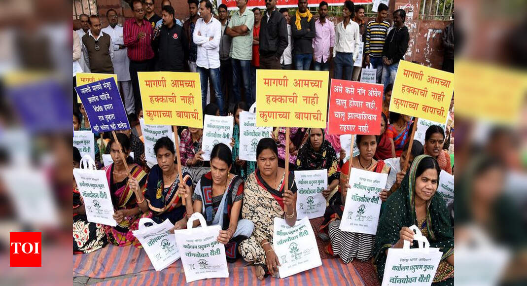 Workers protest ban on plastic | Nagpur News - Times of India