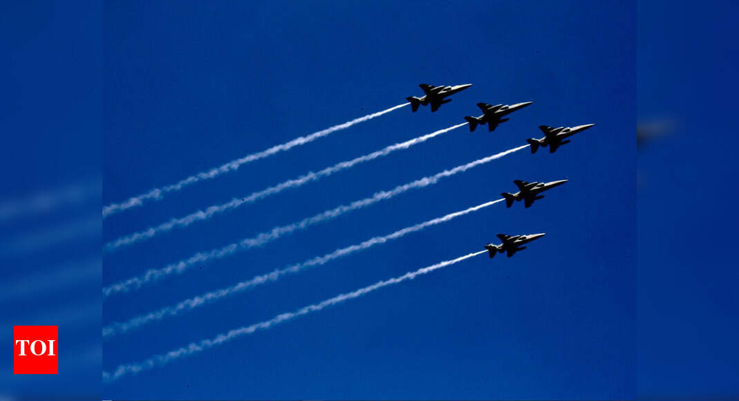 IAF flypast stuns crowd at Republic Day parade | India News - Times of ...