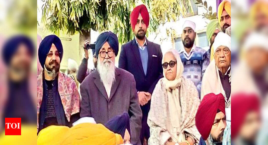 Surjit Singh Barnala's death anniversary turns political with Prakash ...
