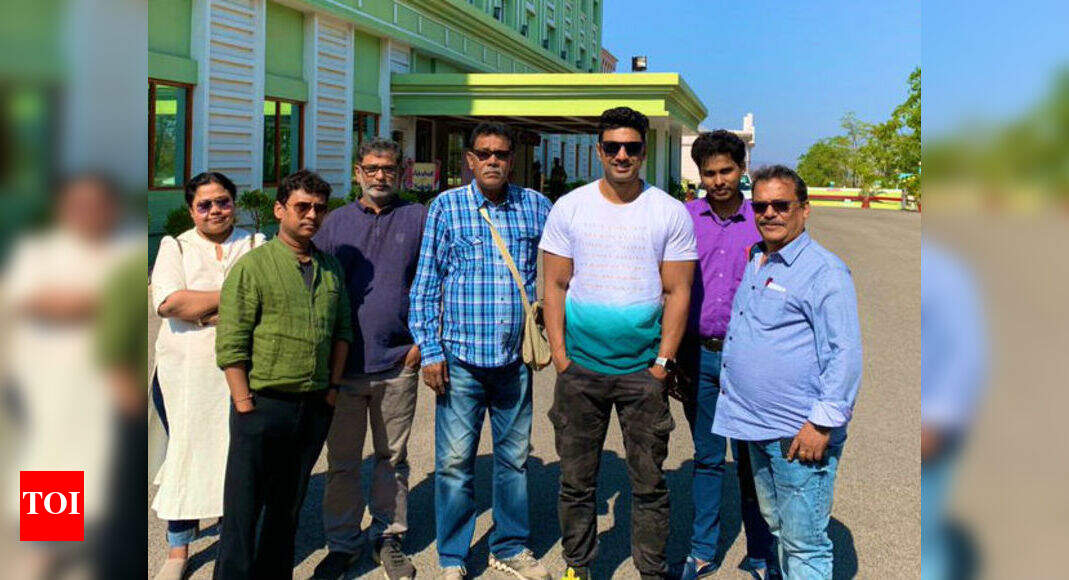 Dev and Aniket Chatterjee in Hyderabad for their next film | Bengali ...