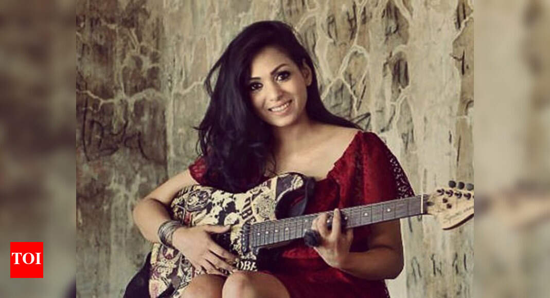 Avanie Joshi impresses students with her performance at Ruia College ...