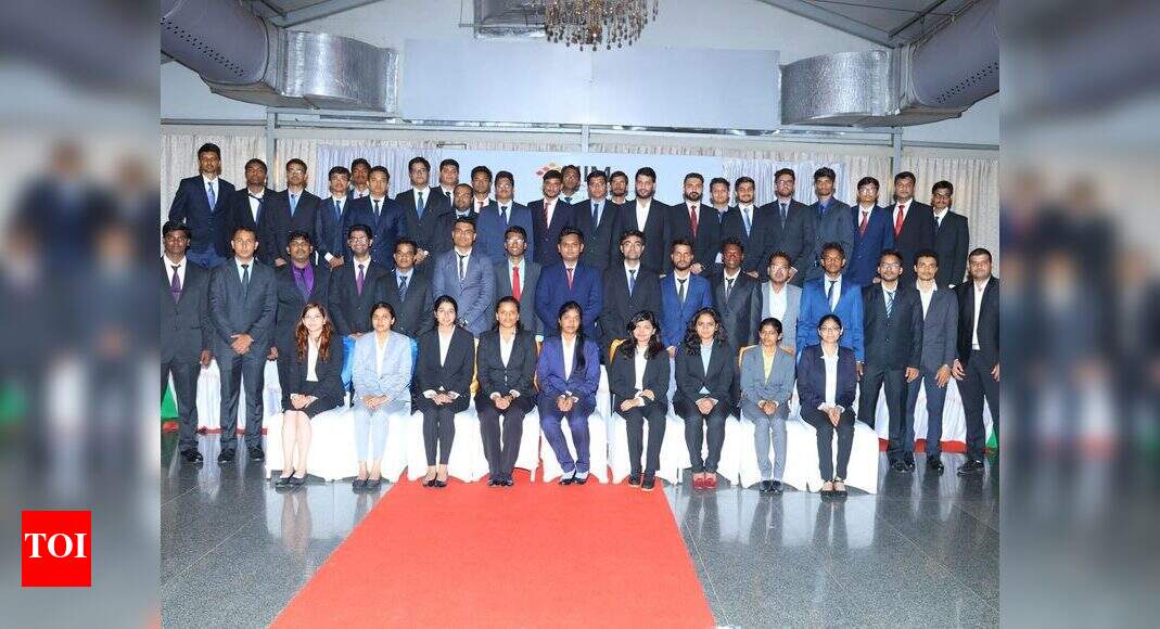 IIM-V students get record stipend in summer placements - Times of India
