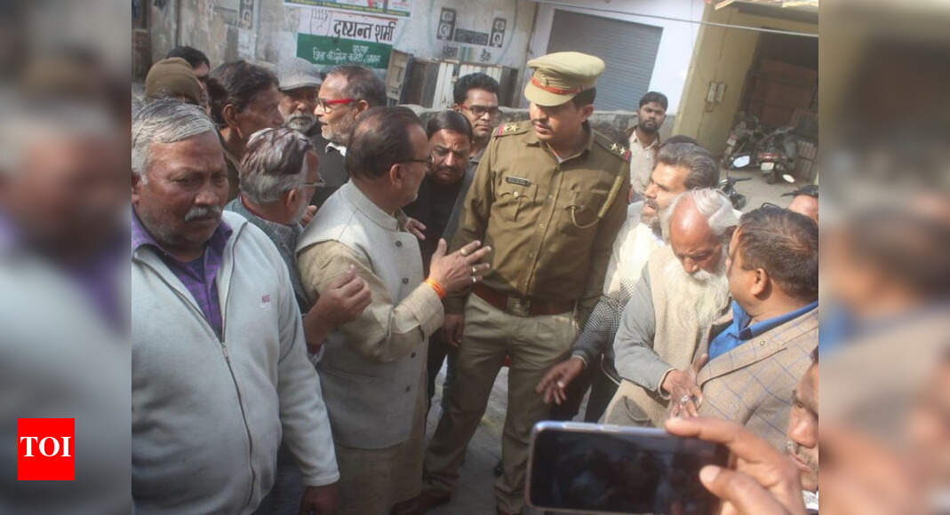 UP: Right wing activists tear, blacken Rahul’s posters at Congress ...