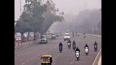 Season's first dense fog in Lucknow delays trains & flights | Lucknow ...