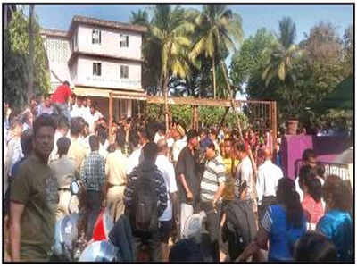 Curchorem locals protest entrance gates for school | Goa News - Times ...