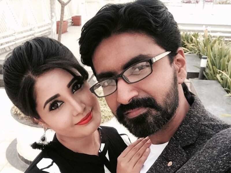 sandra amy prajin: Prajin Padmanabhan and Sandra Amy Prajin look ...