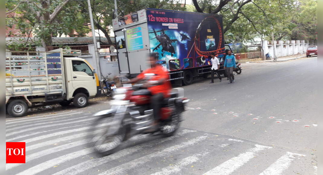 Blocking of main road by big vehicle. - Times of India