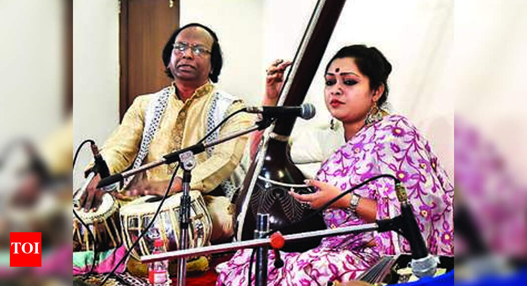 Vocalist Banerjee impresses audience with classic show | Nagpur News ...