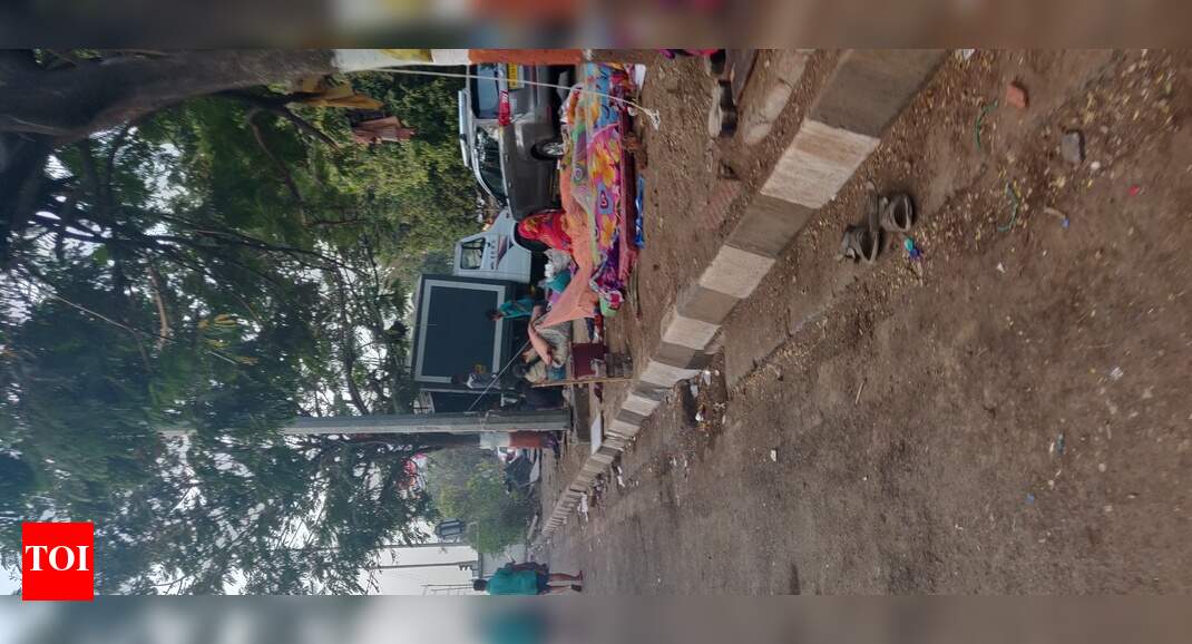 People formed home on Footpath -Kherwadi Signal - Times of India