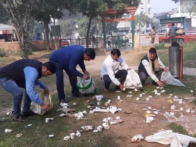 Residents clean parks in Greater Noida | Noida News - Times of India