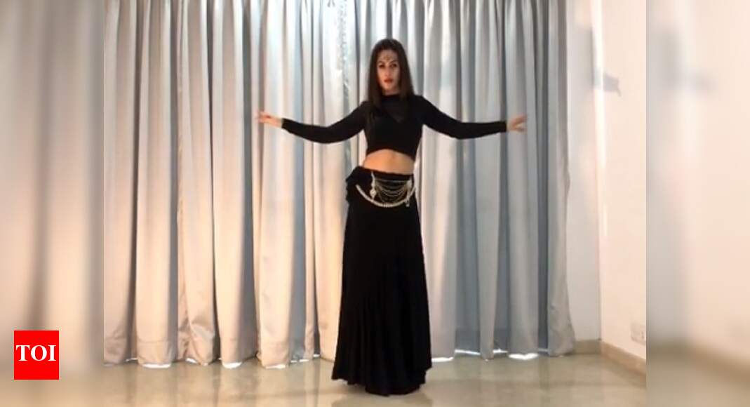 Watch: Bigg Boss 11 fame Bandgi Kalra's hot moves as she performs Belly ...