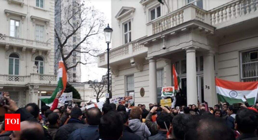 Hundreds of angry British Indians protest; call on UK to step up ...