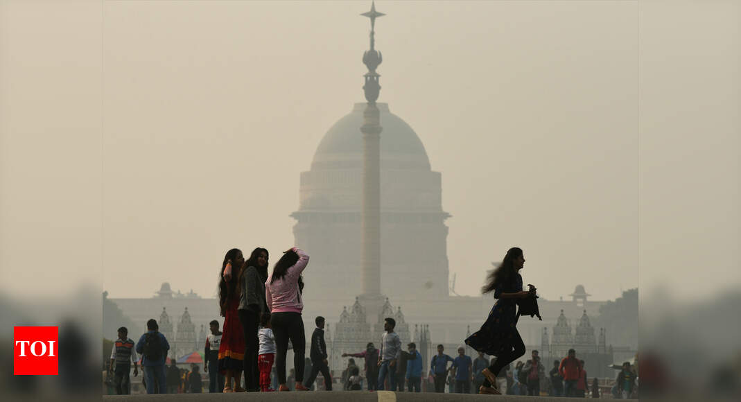 Cold, misty Sunday morning in Delhi | Delhi News - Times of India