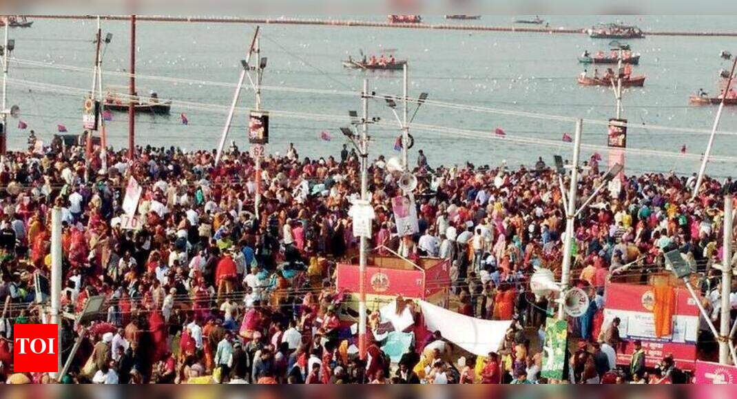 Braving cold wind on ghats, hundreds assemble for snan | Prayagraj News ...