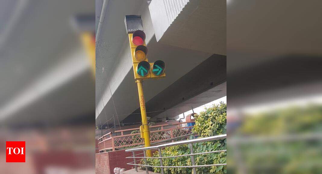 Malfunctioning traffic signal - Times of India