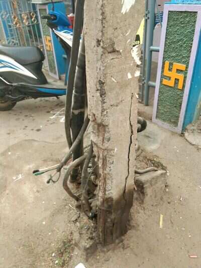 Damaged lamp post - Times of India