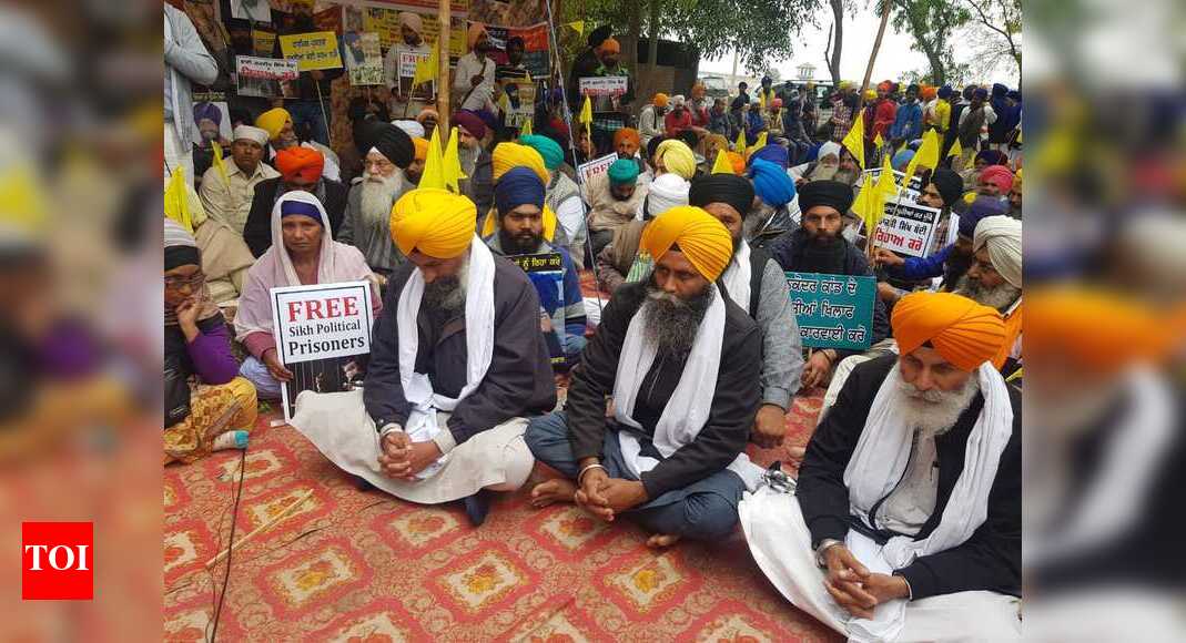 Amritsar: Jagtar Singh Hawara's panel stages dharna outside jail ...