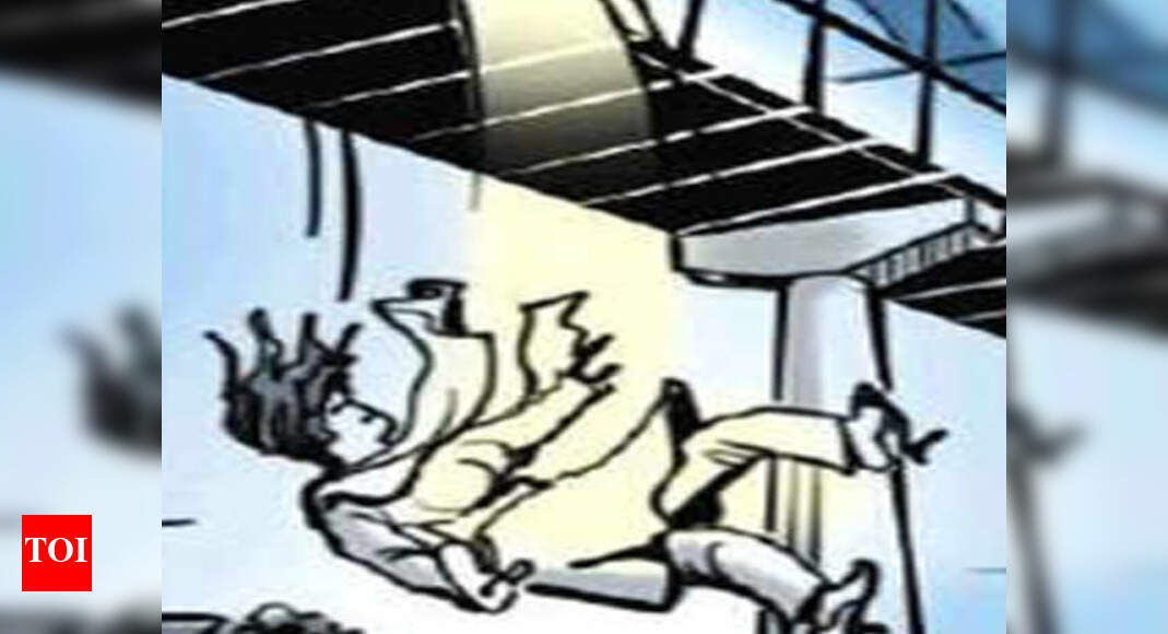 Woman dies after fall from roof | Kolkata News - Times of India