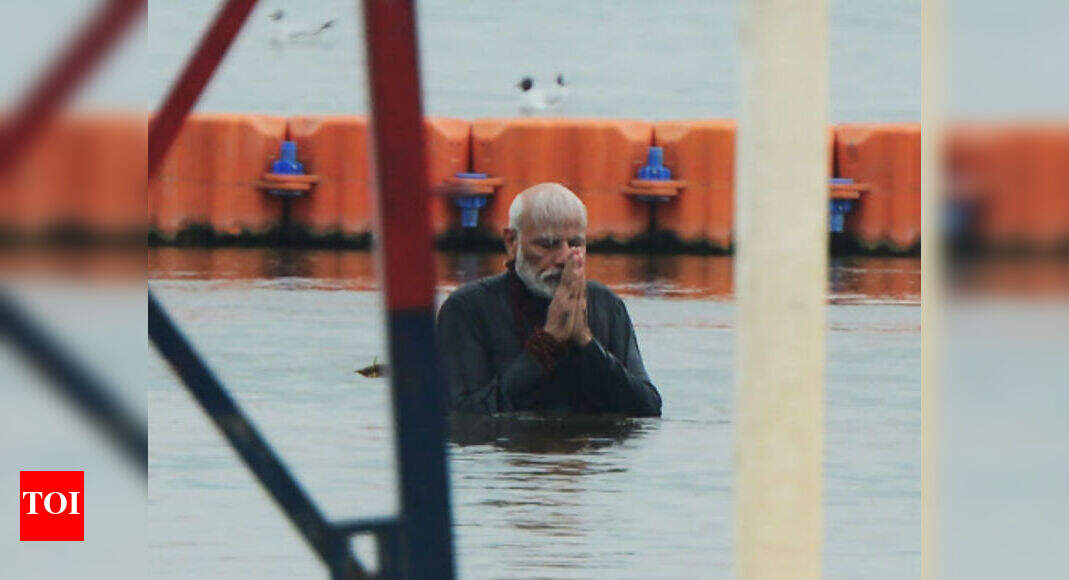 PM Modi washes sanitary workers' feet, hails them as karma yogis ...