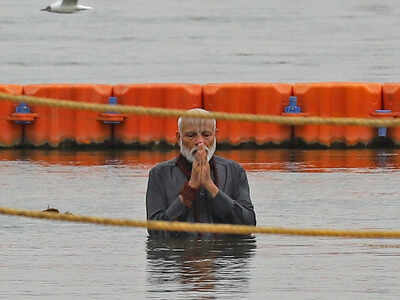 PM Narendra Modi takes a dip, attends aarti at Kumbh | Allahabad News ...