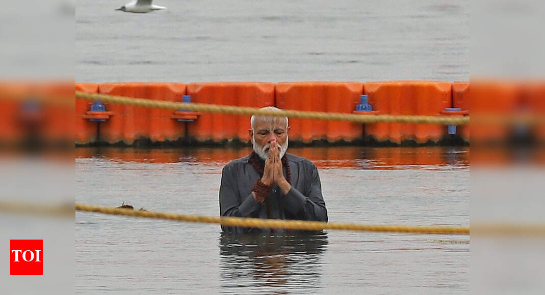 PM Narendra Modi takes a dip, attends aarti at Kumbh | Prayagraj News ...