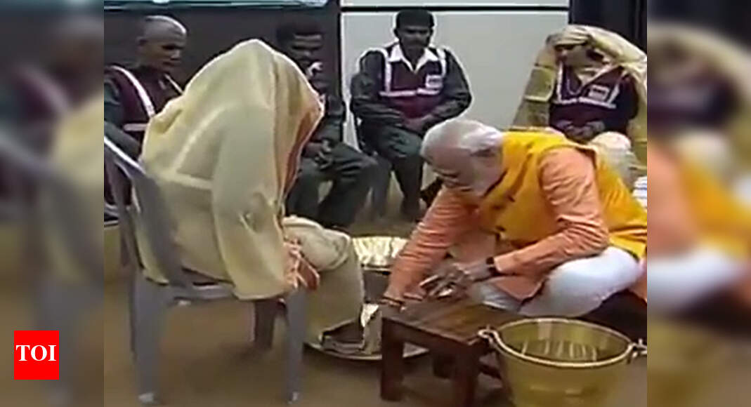 PM Narendra Modi washes feet of sanitary workers | Prayagraj News ...
