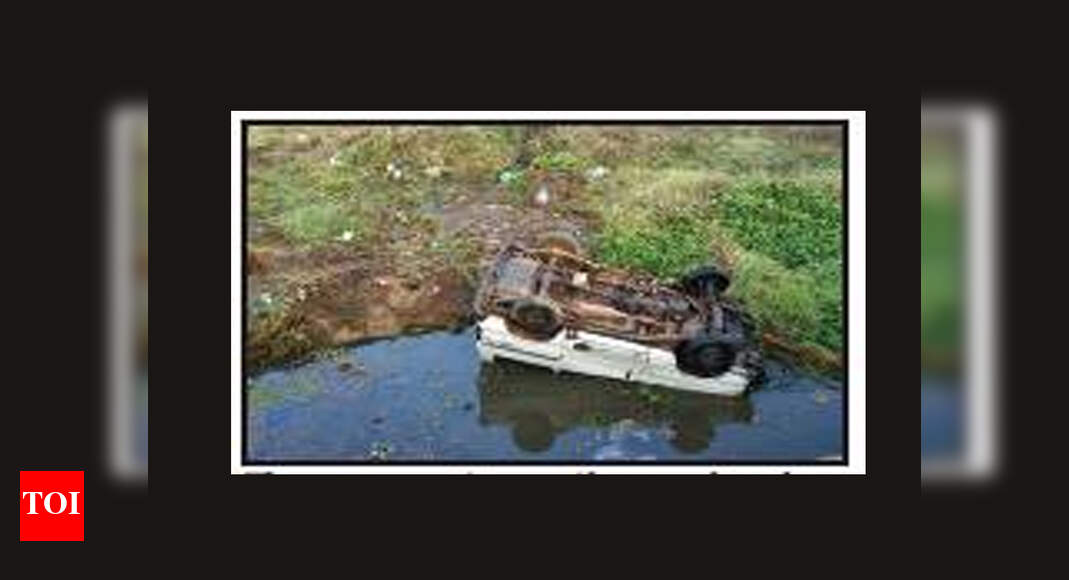 Public rescues accident victims from pond | Goa News - Times of India