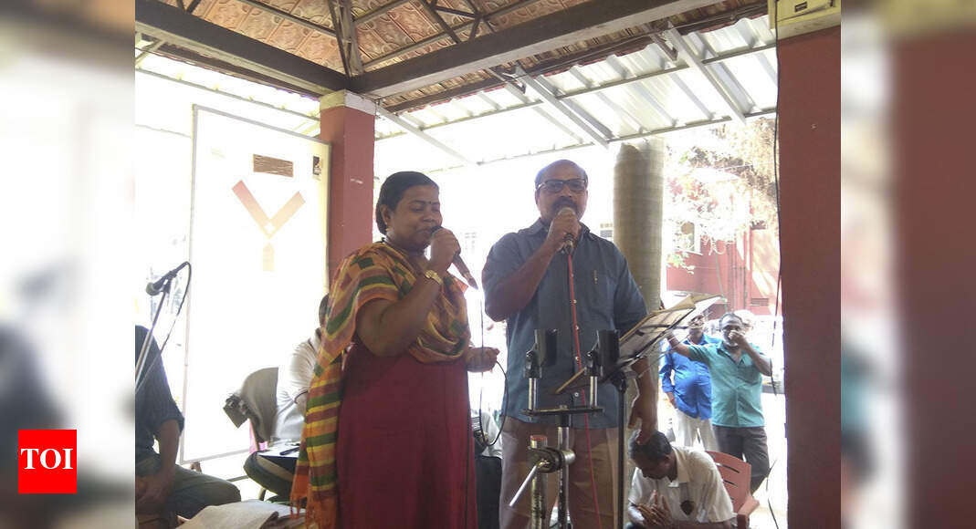 Singer Sindhu Jojo performs at the 'Arts and Medicine' show | Events ...