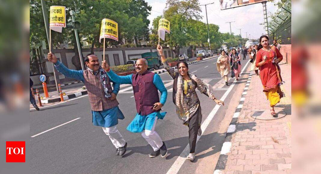 BJP councillors protest outside Vidhan Sabha against budget cut | Delhi ...