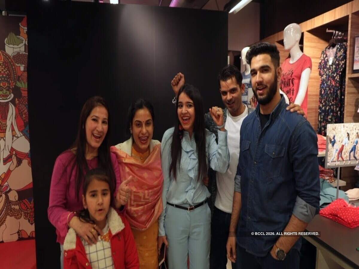 Miss India Uttrakhand 2019 Siddhi Gupta's family wishes her before the ...