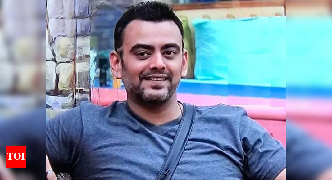 Aastad Kale leaves his fans impressed with his singing talent; take a ...