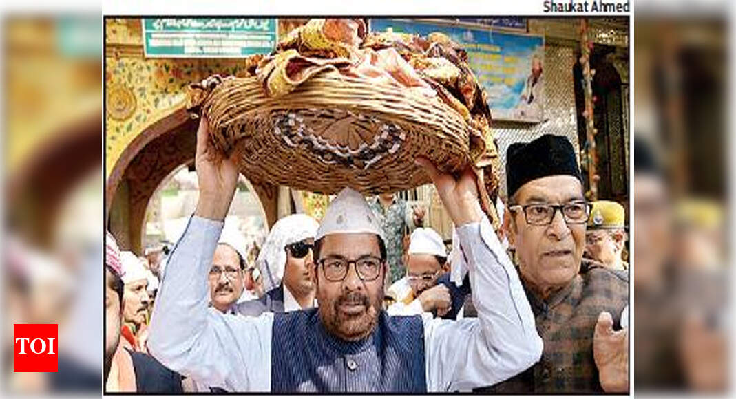 ‘Chadar’ from PM Narendra Modi offered at Ajmer dargah | Ajmer News ...