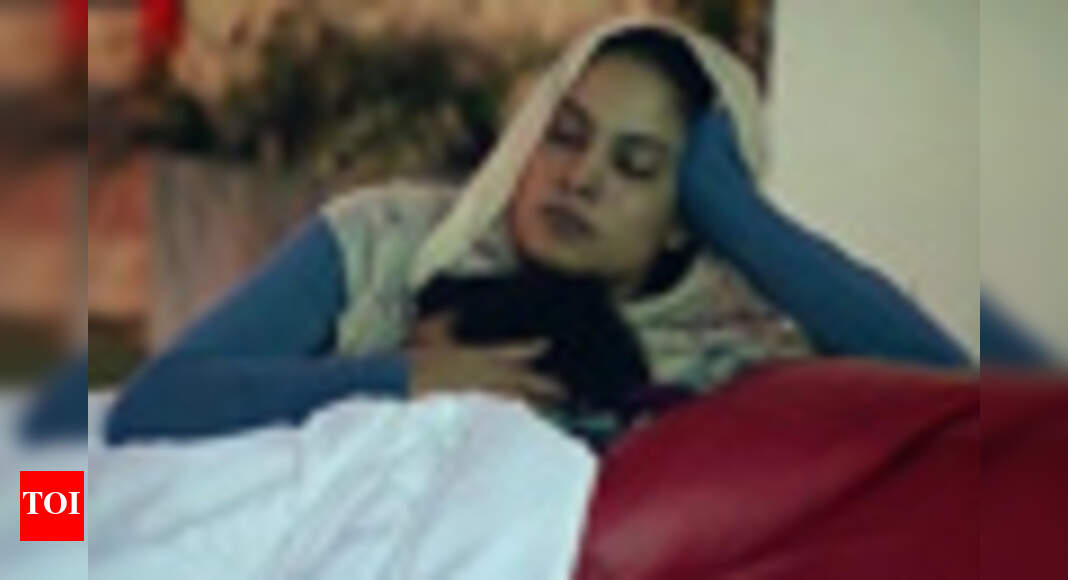 Veena stings Sara as Ashmit sleeps! - Times of India