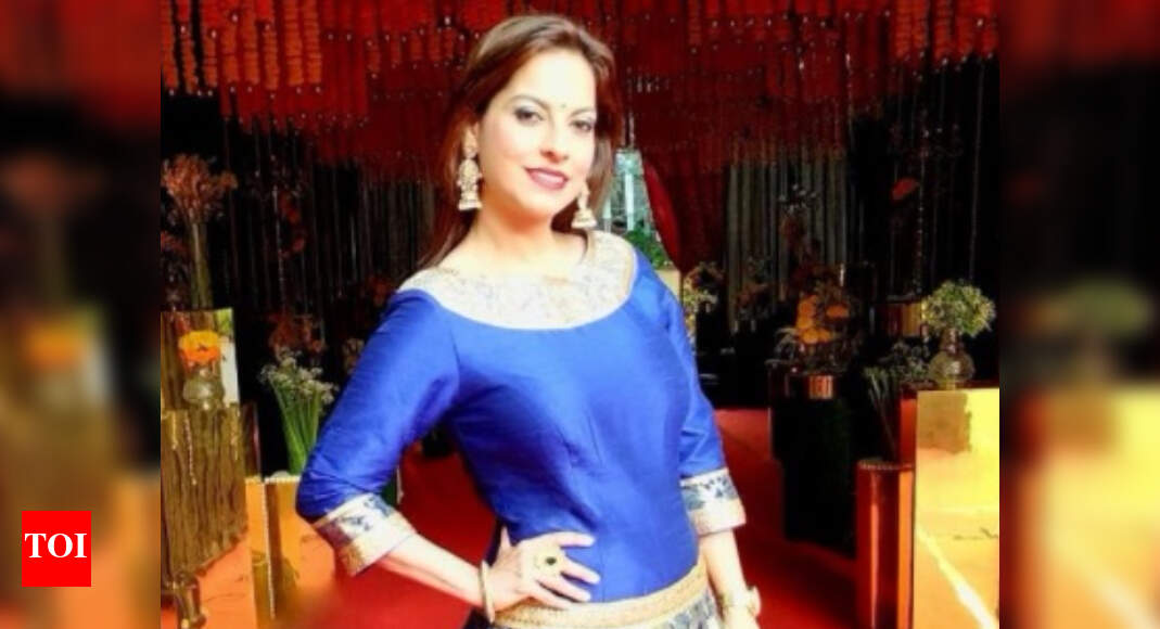 Preety Bhalla sings at the pre-wedding bash of Arya and Sayyeshaa ...