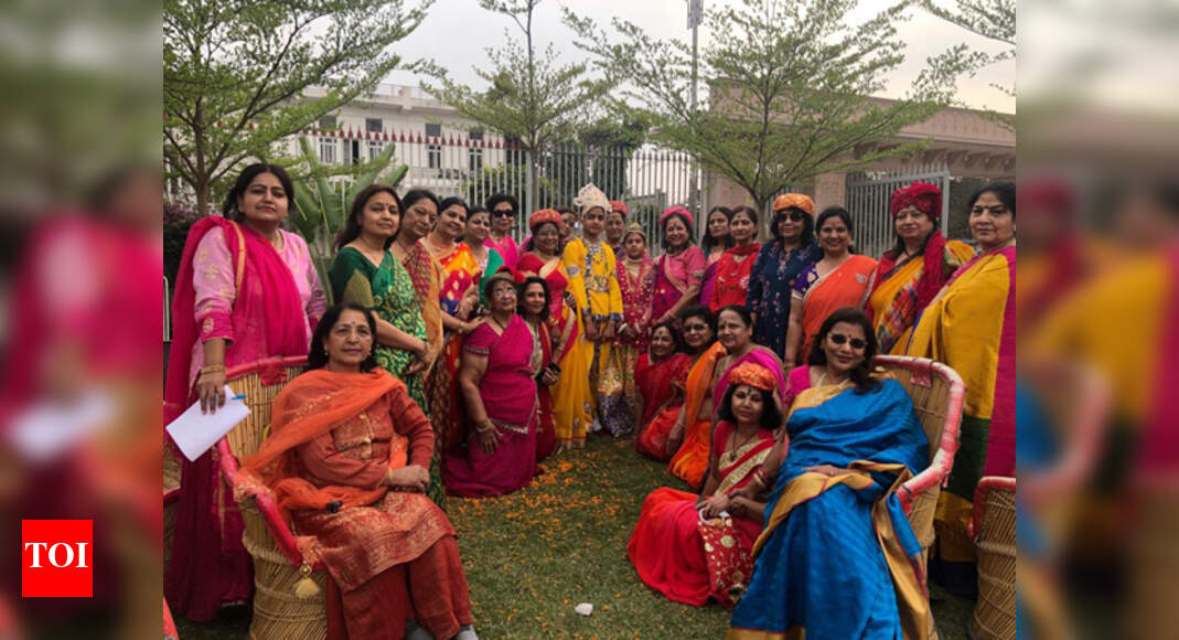 Jaipur ladies play dry Holi with each other at this pre-Holi bash ...