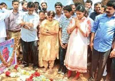 YS Vivekananda Reddy laid to rest | Amaravati News - Times of India