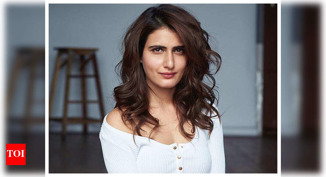 Did you know that Fatima Sana Shaikh got black grease on her face ...