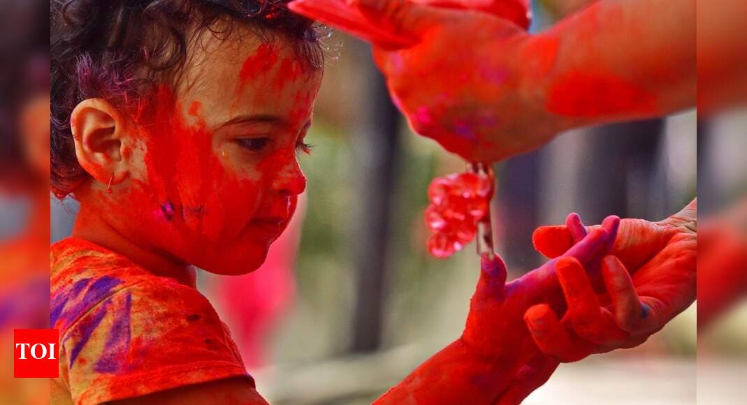 Holi: Beware of these colours, doctors warn | India News - The Times of ...