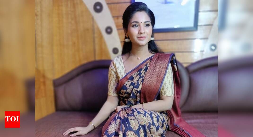 Nenjam Marappathillai fame Sharanya Turadi Sundaraj flaunts her singing ...