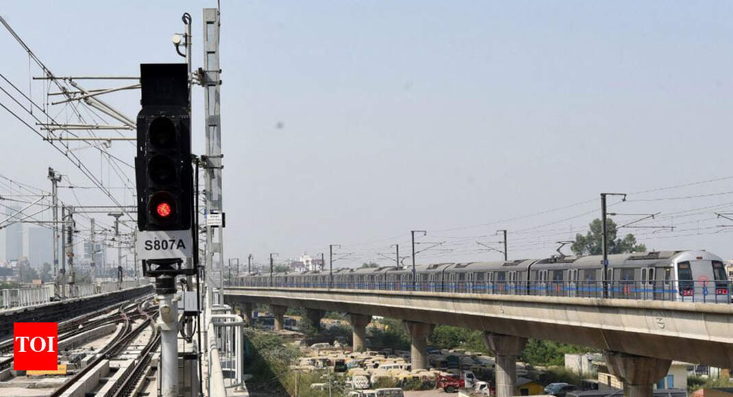 Noida Sector 16 Metro: Woman jumps before metro train, blue line ...