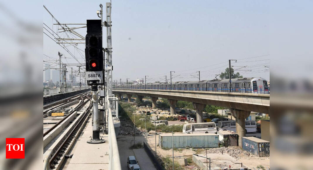 Noida Sector 16 Metro: Woman jumps before metro train, blue line ...