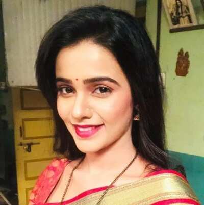 Akshaya Gurav rings in her birthday on her serial's sets - Times of India