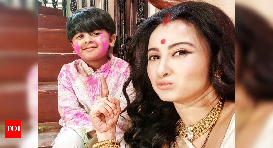 Monami Ghosh shares fun time with her little co-star Aishik Mukherjee ...