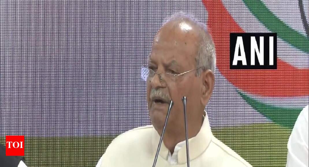 Former Union minister Sukh Ram, grandson Aashray Sharma join Congress ...