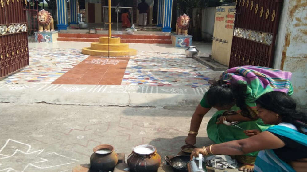 Lord MGR bridges political divide in Tiruvallur temple | The Times of India