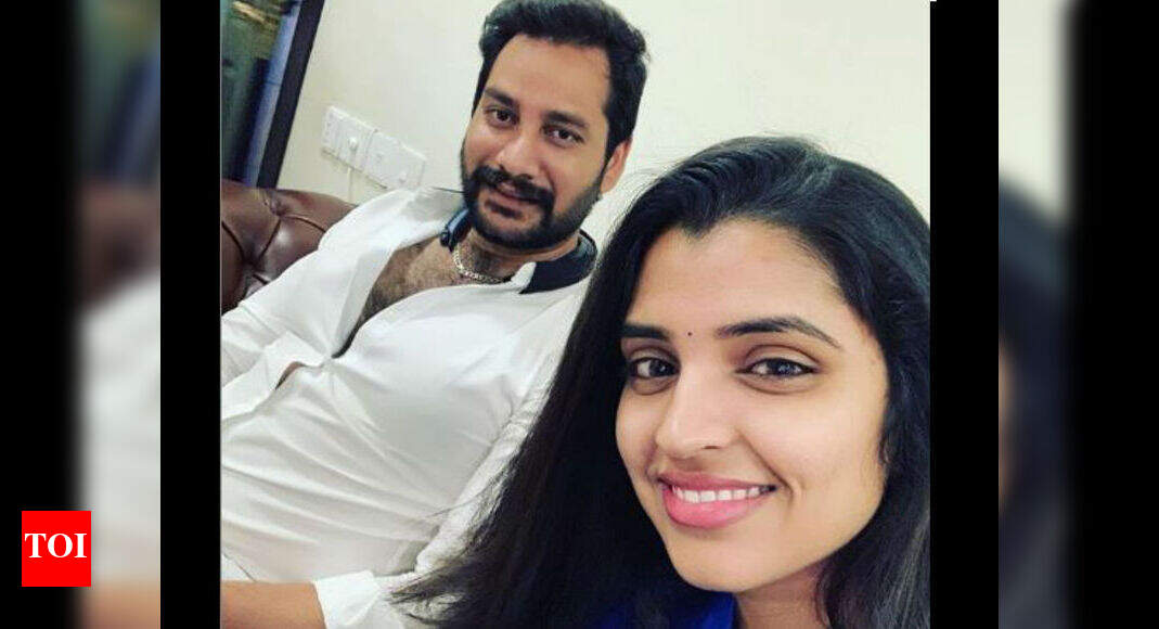 TV host Syamala, husband Narasimha Reddy join YSRCP; she gets trolled ...