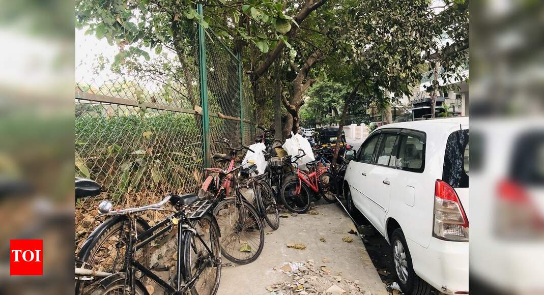 mumbai footpath.. - Times of India