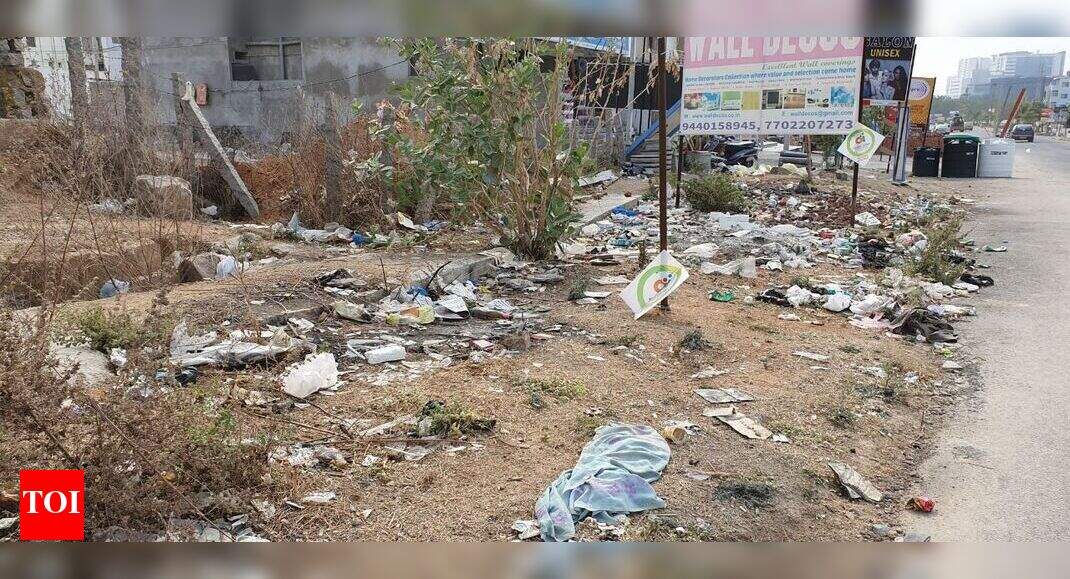 Garbage strewn all along road - Times of India